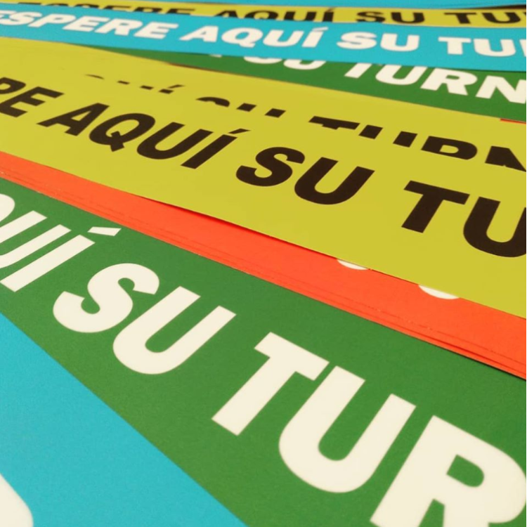 Espere su turno (Adhesivo rugoso)